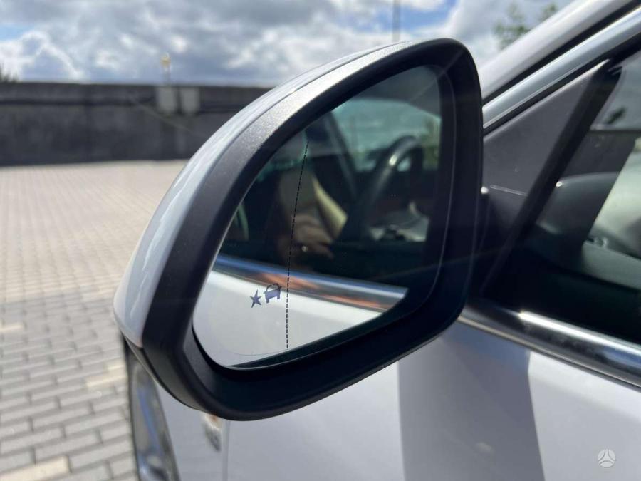 White Opel Insignia 2016 in Siauliai, with an engine capacity of 1.96 L and mileage of 205 thousand km for 7300 €, photo 15 on AUTOMOTO.COM.LV