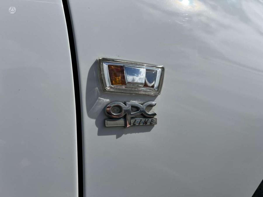 White Opel Insignia 2016 in Siauliai, with an engine capacity of 1.96 L and mileage of 205 thousand km for 7300 €, photo 17 on AUTOMOTO.COM.LV