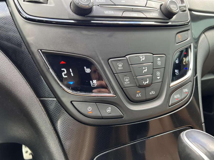 White Opel Insignia 2016 in Siauliai, with an engine capacity of 1.96 L and mileage of 205 thousand km for 7300 €, photo 25 on AUTOMOTO.COM.LV