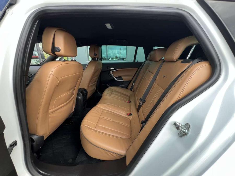 White Opel Insignia 2016 in Siauliai, with an engine capacity of 1.96 L and mileage of 205 thousand km for 7300 €, photo 27 on AUTOMOTO.COM.LV