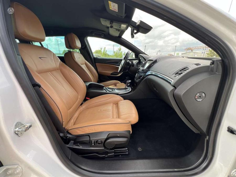 White Opel Insignia 2016 in Siauliai, with an engine capacity of 1.96 L and mileage of 205 thousand km for 7300 €, photo 29 on AUTOMOTO.COM.LV