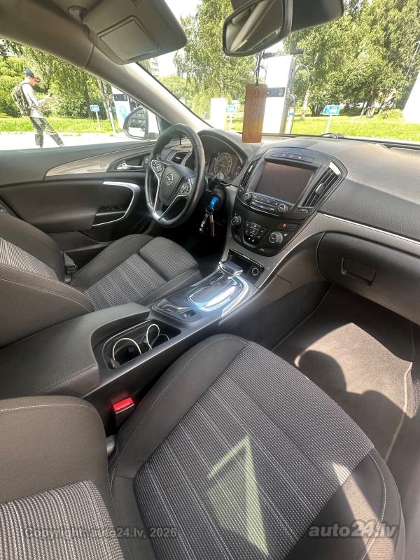 White Opel Insignia 2016 in Tartu, with an engine capacity of 2.00 L and mileage of 270 thousand km for 4999 €, photo 9 on AUTOMOTO.COM.LV