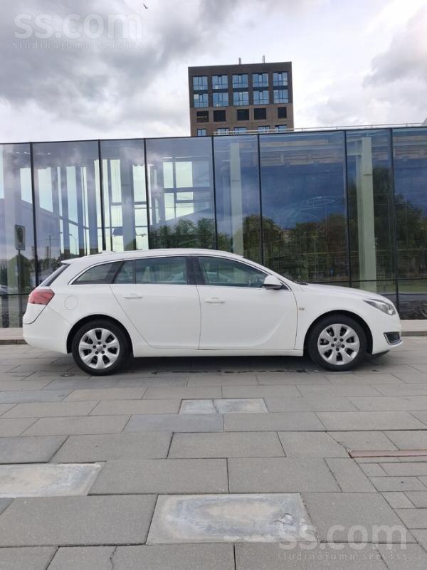 White Opel Insignia 2016 in Riga, with an engine capacity of 1.60 L and mileage of 291 thousand km for 5350 €, photo 4 on AUTOMOTO.COM.LV