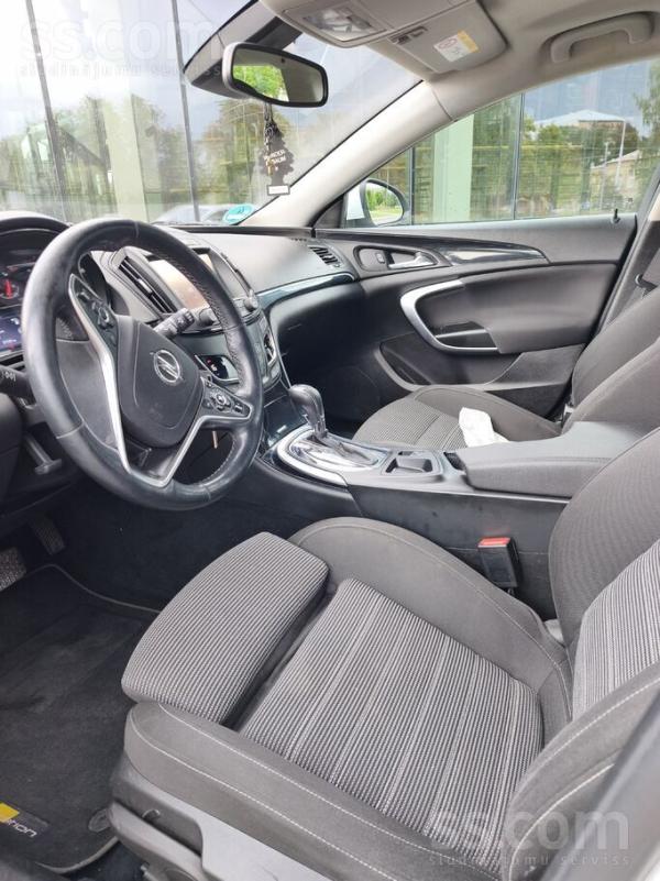 White Opel Insignia 2016 in Riga, with an engine capacity of 1.60 L and mileage of 291 thousand km for 5350 €, photo 7 on AUTOMOTO.COM.LV