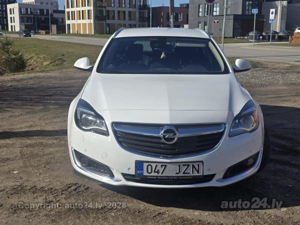 White Opel Insignia 2017 in Tallinn, with an engine capacity of 2.00 L and mileage of 328 thousand km for 6990 €, photo 4 on AUTOMOTO.COM.LV