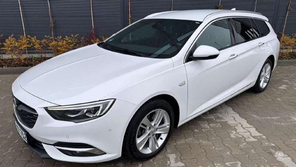 White Opel Insignia 2018 in Vilnius, with an engine capacity of 1.60 L and mileage of 209 thousand km for 8950 €, photo 4 on AUTOMOTO.COM.LV