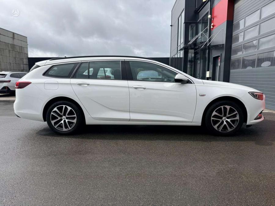 White Opel Insignia 2018 in Kaunas, with an engine capacity of 1.60 L and mileage of 142 thousand km for 6700 €, photo 3 on AUTOMOTO.COM.LV