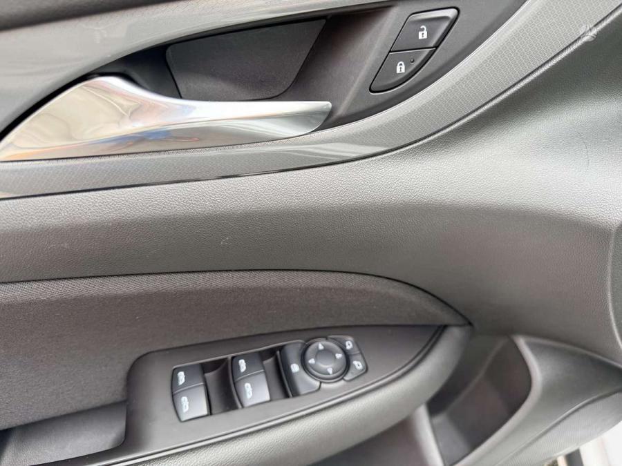 White Opel Insignia 2018 in Kaunas, with an engine capacity of 1.60 L and mileage of 142 thousand km for 6700 €, photo 12 on AUTOMOTO.COM.LV