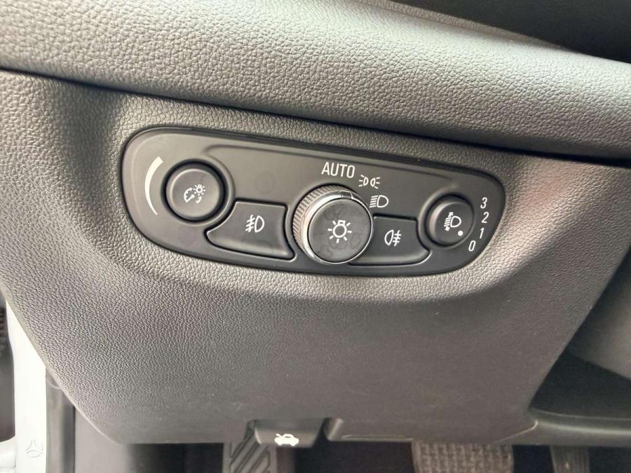 White Opel Insignia 2018 in Kaunas, with an engine capacity of 1.60 L and mileage of 142 thousand km for 6700 €, photo 13 on AUTOMOTO.COM.LV