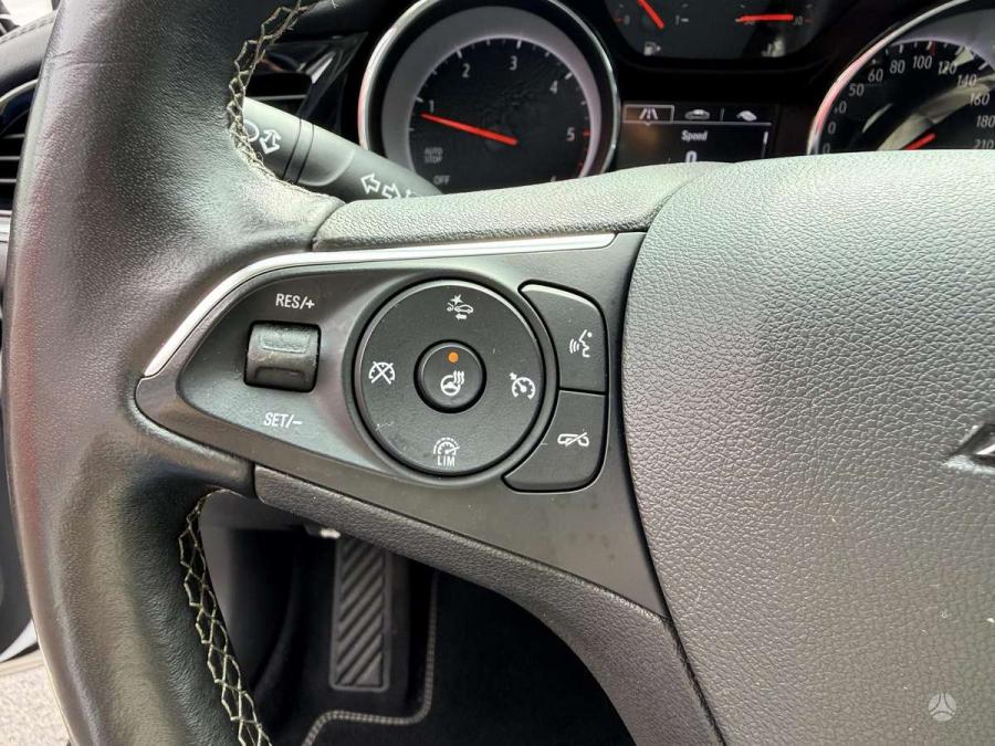 White Opel Insignia 2018 in Kaunas, with an engine capacity of 1.60 L and mileage of 142 thousand km for 6700 €, photo 14 on AUTOMOTO.COM.LV