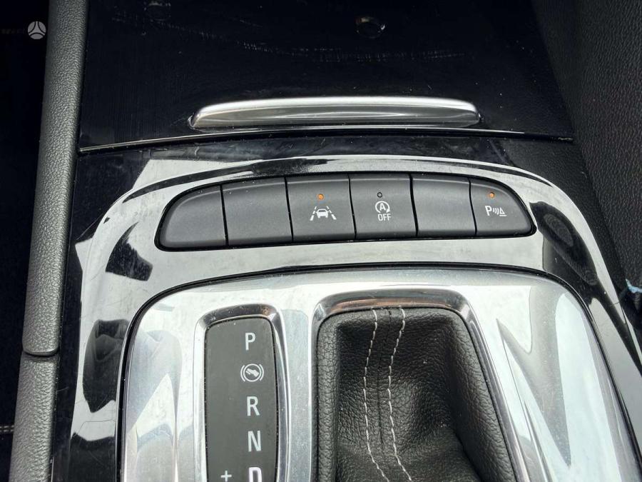 White Opel Insignia 2018 in Kaunas, with an engine capacity of 1.60 L and mileage of 142 thousand km for 6700 €, photo 19 on AUTOMOTO.COM.LV