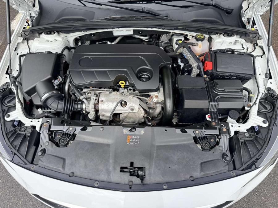 White Opel Insignia 2018 in Kaunas, with an engine capacity of 1.60 L and mileage of 142 thousand km for 6700 €, photo 26 on AUTOMOTO.COM.LV