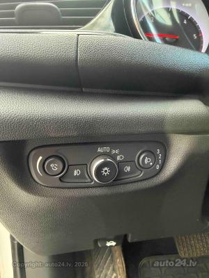 White Opel Insignia 2018 in Maardu, with an engine capacity of 1.60 L and mileage of 267 thousand km for 8300 €, photo 5 on AUTOMOTO.COM.LV
