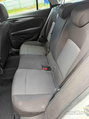 White Opel Insignia 2018 in Maardu, with an engine capacity of 1.60 L and mileage of 267 thousand km for 8300 €, photo 7 on AUTOMOTO.COM.LV