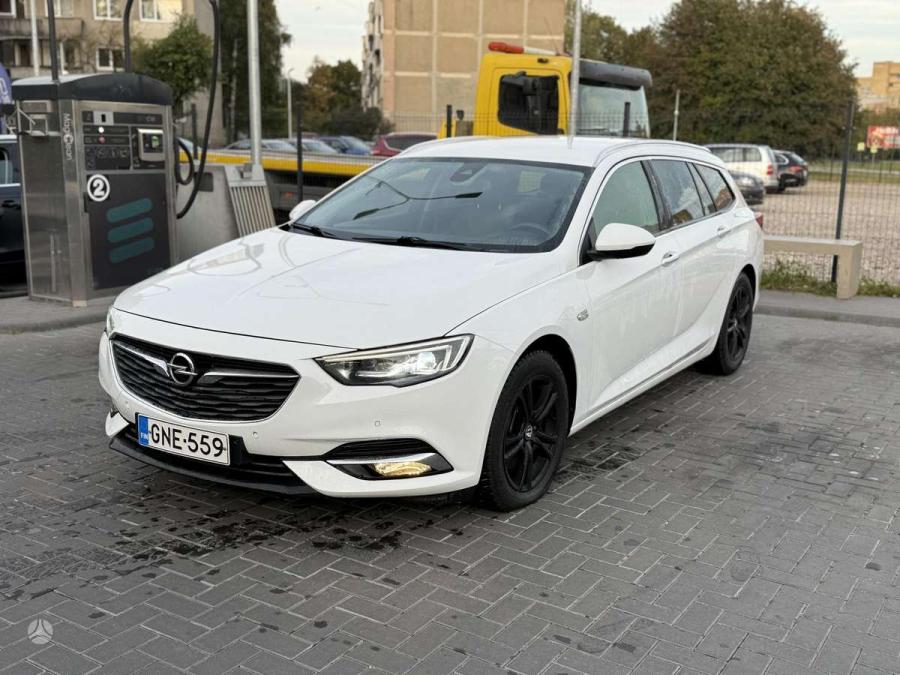 White Opel Insignia 2019 in Kaunas, with an engine capacity of 1.60 L and mileage of 234 thousand km for 10448 €, photo 1 on AUTOMOTO.COM.LV