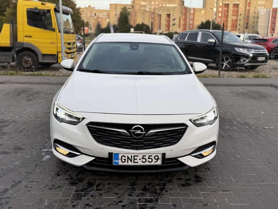 White Opel Insignia 2019 in Kaunas, with an engine capacity of 1.60 L and mileage of 234 thousand km for 10448 €, photo 2 on AUTOMOTO.COM.LV
