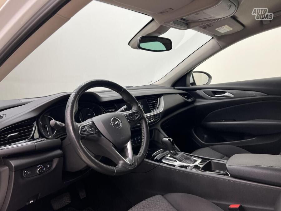 White Opel Insignia 2019 in Vilnius, with an engine capacity of 2.00 L and mileage of 197 thousand km for 13690 €, photo 11 on AUTOMOTO.COM.LV