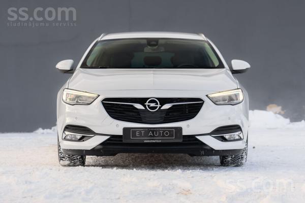 White Opel Insignia 2019 in Jelgava, with an engine capacity of 2.00 L and mileage of 226 thousand km for 12800 €, photo 2 on AUTOMOTO.COM.LV