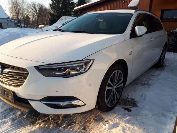 White Opel Insignia 2019 in Silute, with an engine capacity of 1.60 L and mileage of 119 thousand km for 12500 €, photo 3 on AUTOMOTO.COM.LV