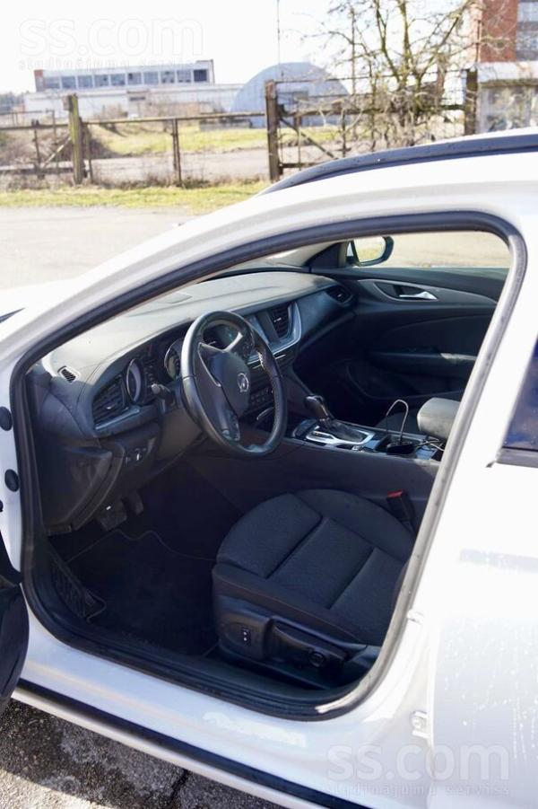White Opel Insignia 2019 in Riga, with an engine capacity of 1.60 L and mileage of 209 thousand km for 9500 €, photo 6 on AUTOMOTO.COM.LV