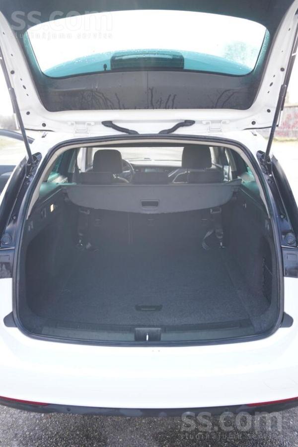 White Opel Insignia 2019 in Riga, with an engine capacity of 1.60 L and mileage of 209 thousand km for 9500 €, photo 9 on AUTOMOTO.COM.LV