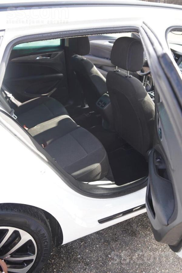 White Opel Insignia 2019 in Riga, with an engine capacity of 1.60 L and mileage of 209 thousand km for 9500 €, photo 10 on AUTOMOTO.COM.LV