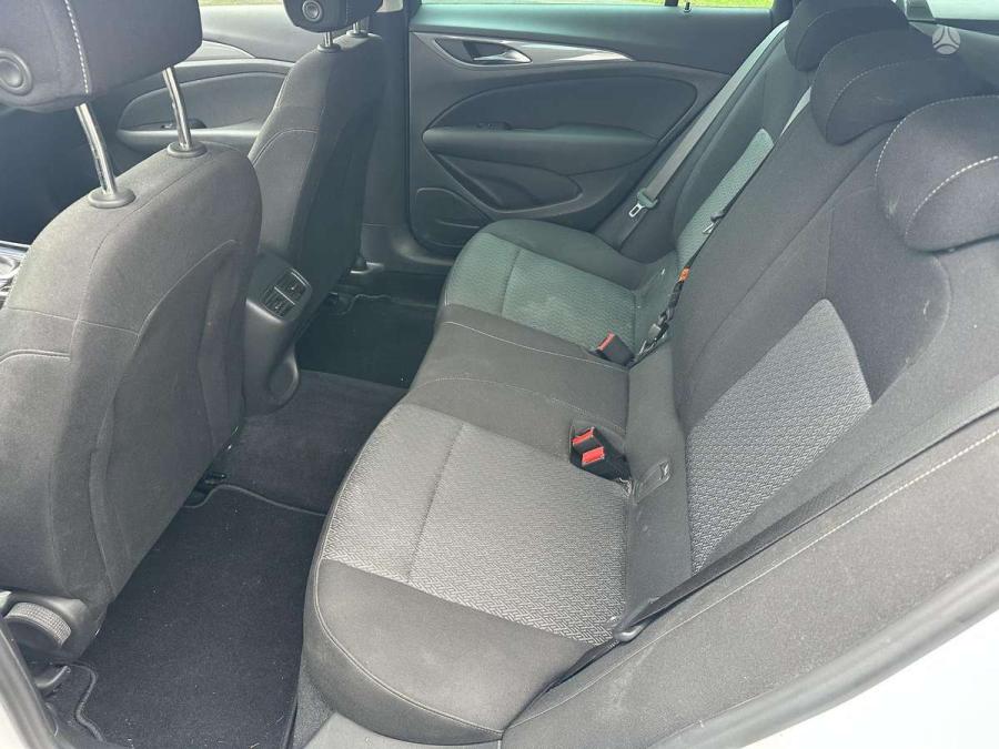 White Opel Insignia 2019 in Kaunas, with an engine capacity of 1.96 L and mileage of 176 thousand km for 8900 €, photo 13 on AUTOMOTO.COM.LV