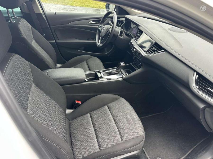 White Opel Insignia 2019 in Kaunas, with an engine capacity of 1.96 L and mileage of 176 thousand km for 8900 €, photo 14 on AUTOMOTO.COM.LV
