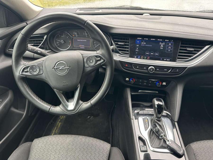 White Opel Insignia 2019 in Kaunas, with an engine capacity of 1.96 L and mileage of 176 thousand km for 8900 €, photo 17 on AUTOMOTO.COM.LV