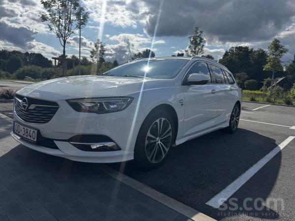 White Opel Insignia 2019 in Riga, with an engine capacity of 2.00 L and mileage of 112 thousand km for 12900 €, photo 1 on AUTOMOTO.COM.LV