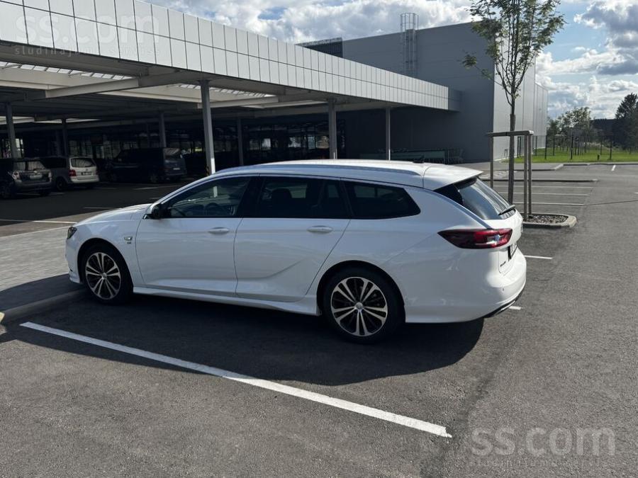 White Opel Insignia 2019 in Riga, with an engine capacity of 2.00 L and mileage of 112 thousand km for 12900 €, photo 3 on AUTOMOTO.COM.LV