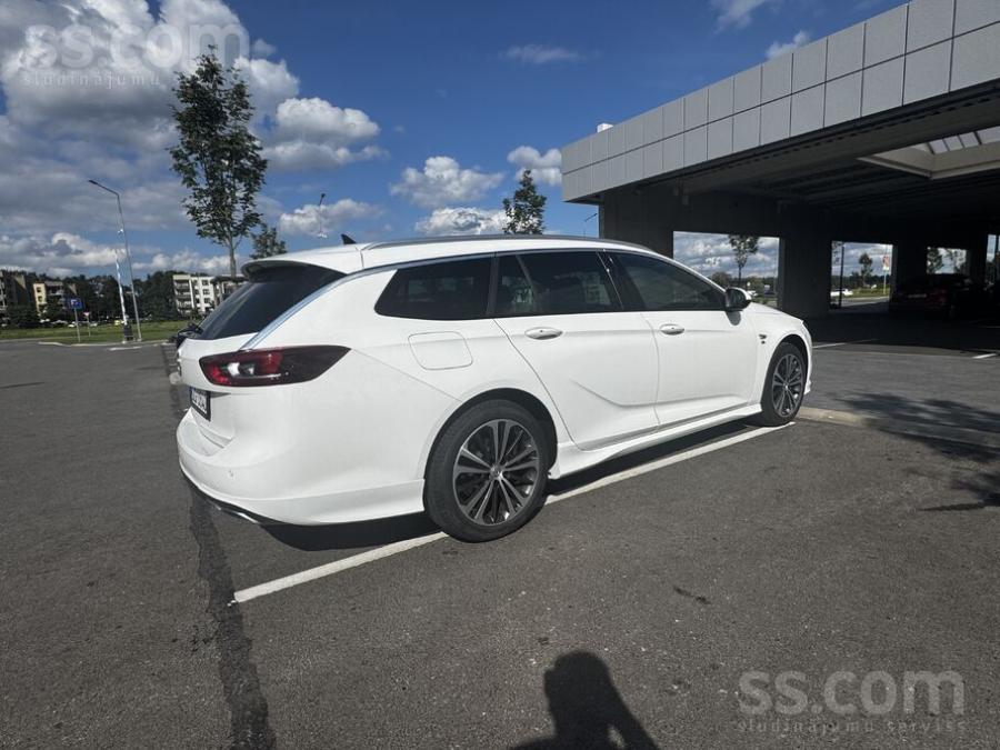 White Opel Insignia 2019 in Riga, with an engine capacity of 2.00 L and mileage of 112 thousand km for 12900 €, photo 4 on AUTOMOTO.COM.LV
