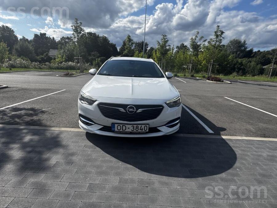 White Opel Insignia 2019 in Riga, with an engine capacity of 2.00 L and mileage of 112 thousand km for 12900 €, photo 5 on AUTOMOTO.COM.LV