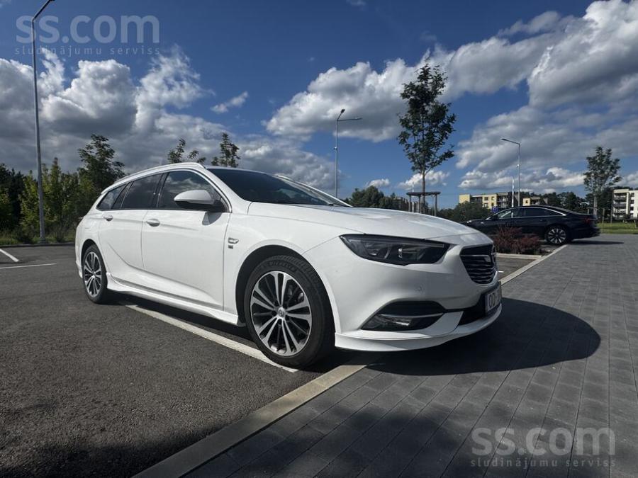 White Opel Insignia 2019 in Riga, with an engine capacity of 2.00 L and mileage of 112 thousand km for 12900 €, photo 6 on AUTOMOTO.COM.LV