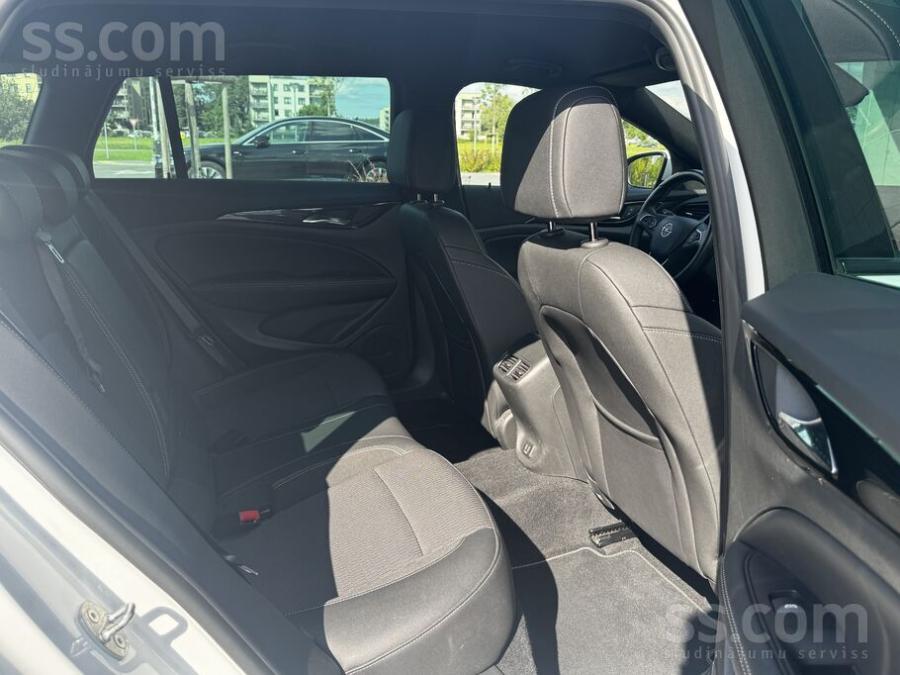 White Opel Insignia 2019 in Riga, with an engine capacity of 2.00 L and mileage of 112 thousand km for 12900 €, photo 8 on AUTOMOTO.COM.LV