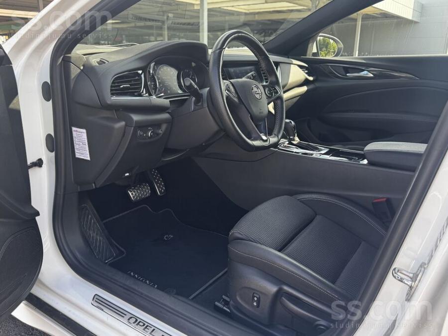 White Opel Insignia 2019 in Riga, with an engine capacity of 2.00 L and mileage of 112 thousand km for 12900 €, photo 11 on AUTOMOTO.COM.LV