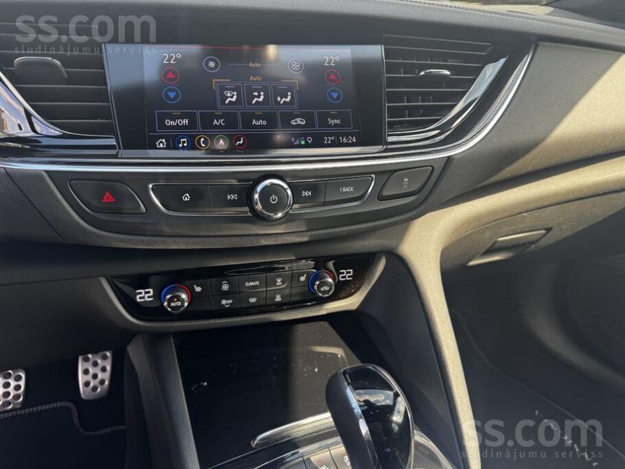 White Opel Insignia 2019 in Riga, with an engine capacity of 2.00 L and mileage of 112 thousand km for 12900 €, photo 14 on AUTOMOTO.COM.LV