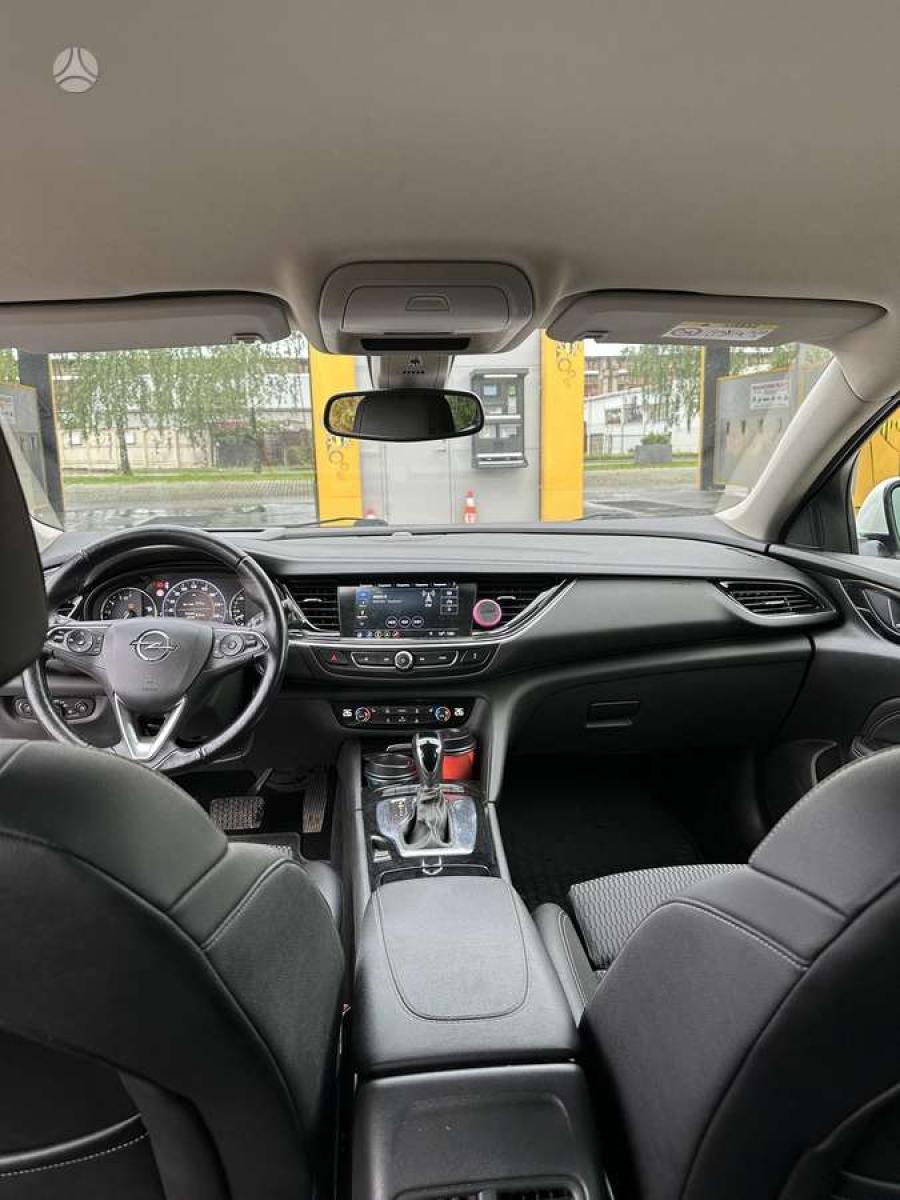 White Opel Insignia 2019 in Kaunas, with an engine capacity of 1.60 L and mileage of 230 thousand km for 11000 €, photo 9 on AUTOMOTO.COM.LV