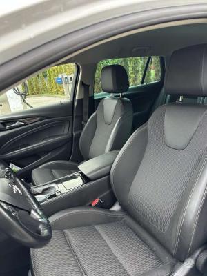 White Opel Insignia 2019 in Kaunas, with an engine capacity of 1.60 L and mileage of 230 thousand km for 11000 €, photo 12 on AUTOMOTO.COM.LV