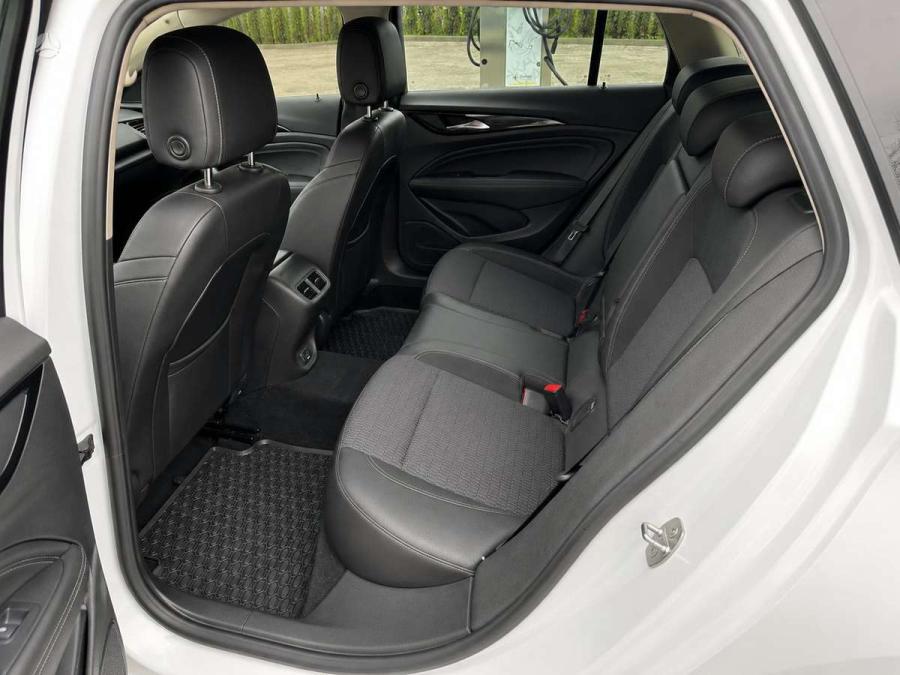White Opel Insignia 2019 in Kaunas, with an engine capacity of 1.60 L and mileage of 230 thousand km for 11000 €, photo 13 on AUTOMOTO.COM.LV