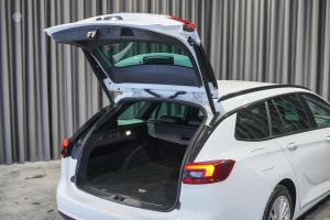 White Opel Insignia 2019 in Marijampole, with an engine capacity of 1.60 L and mileage of 191 thousand km for 10750 €, photo 15 on AUTOMOTO.COM.LV