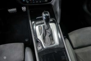 White Opel Insignia 2019 in Marijampole, with an engine capacity of 1.60 L and mileage of 191 thousand km for 10750 €, photo 22 on AUTOMOTO.COM.LV