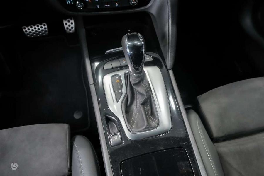 White Opel Insignia 2019 in Marijampole, with an engine capacity of 1.60 L and mileage of 191 thousand km for 10750 €, photo 22 on AUTOMOTO.COM.LV