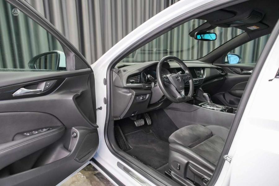 White Opel Insignia 2019 in Marijampole, with an engine capacity of 1.60 L and mileage of 191 thousand km for 10750 €, photo 27 on AUTOMOTO.COM.LV