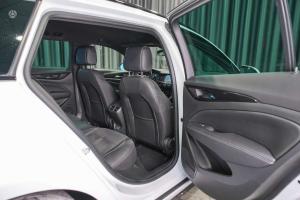 White Opel Insignia 2019 in Marijampole, with an engine capacity of 1.60 L and mileage of 191 thousand km for 10750 €, photo 35 on AUTOMOTO.COM.LV