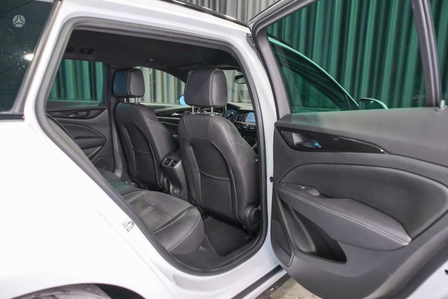 White Opel Insignia 2019 in Marijampole, with an engine capacity of 1.60 L and mileage of 191 thousand km for 10750 €, photo 35 on AUTOMOTO.COM.LV