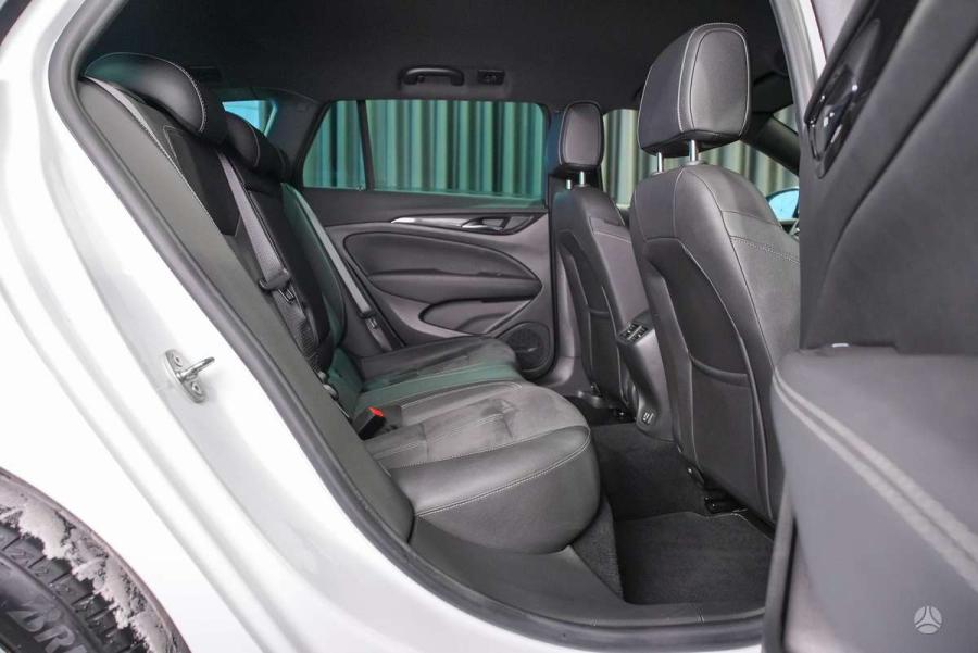 White Opel Insignia 2019 in Marijampole, with an engine capacity of 1.60 L and mileage of 191 thousand km for 10750 €, photo 36 on AUTOMOTO.COM.LV