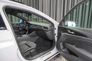 White Opel Insignia 2019 in Marijampole, with an engine capacity of 1.60 L and mileage of 191 thousand km for 10750 €, photo 38 on AUTOMOTO.COM.LV
