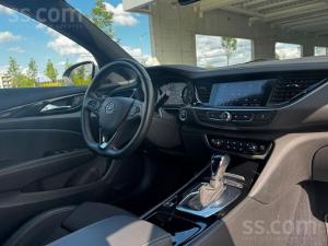 White Opel Insignia 2019 in Riga, with an engine capacity of 2.00 L and mileage of 116 thousand km for 12900 €, photo 8 on AUTOMOTO.COM.LV