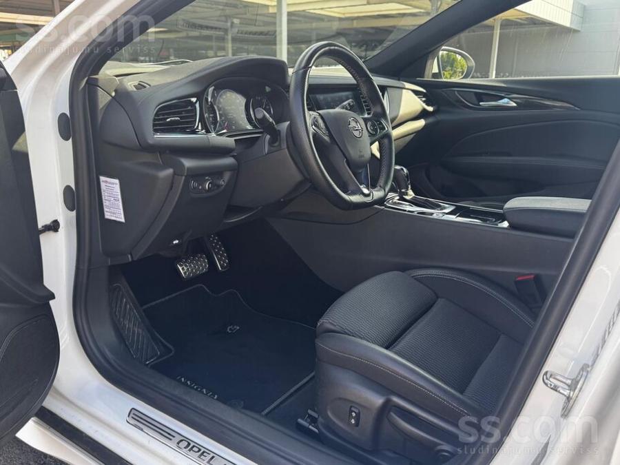 White Opel Insignia 2019 in Riga, with an engine capacity of 2.00 L and mileage of 116 thousand km for 12900 €, photo 9 on AUTOMOTO.COM.LV